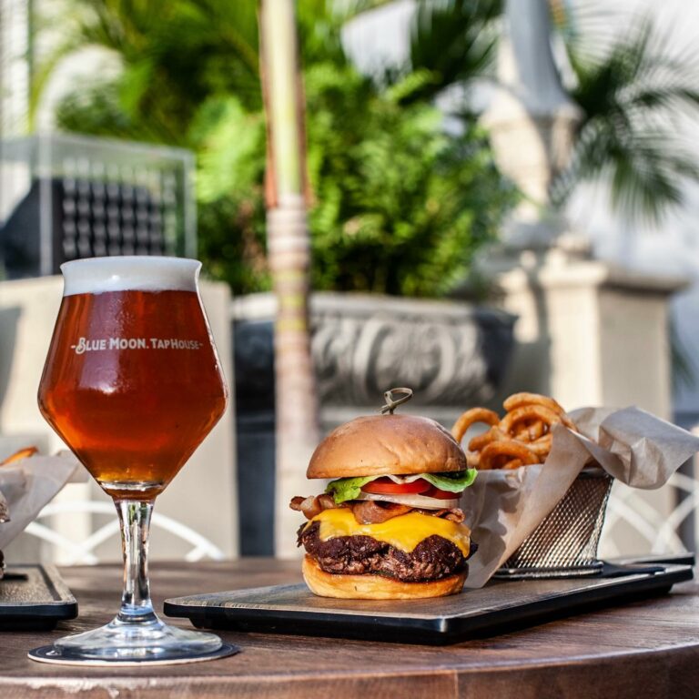 Blue Moon Tap House from Restaurant to Bar! - Panama Casco Viejo