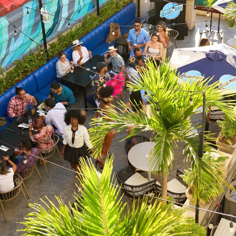 Blue Moon Tap House from Restaurant to Bar! - Panama Casco Viejo